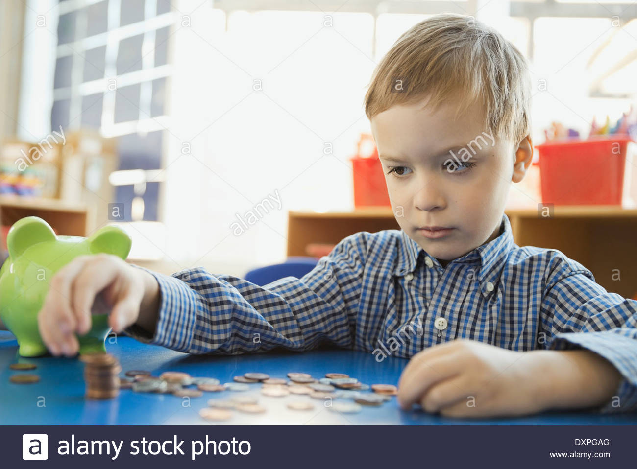 Student counting coins hi-res stock photography and images - Alamy