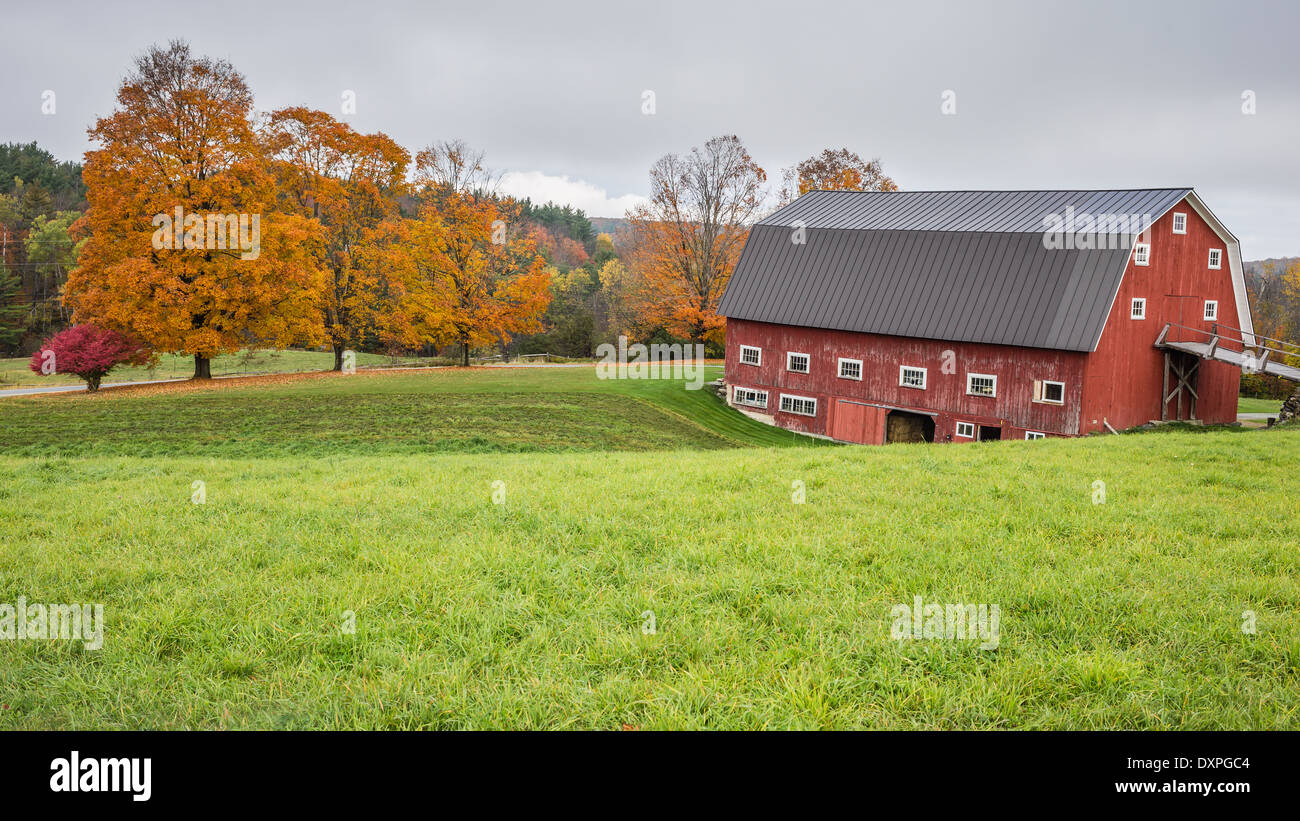 Classic red barn hi-res stock photography and images - Alamy