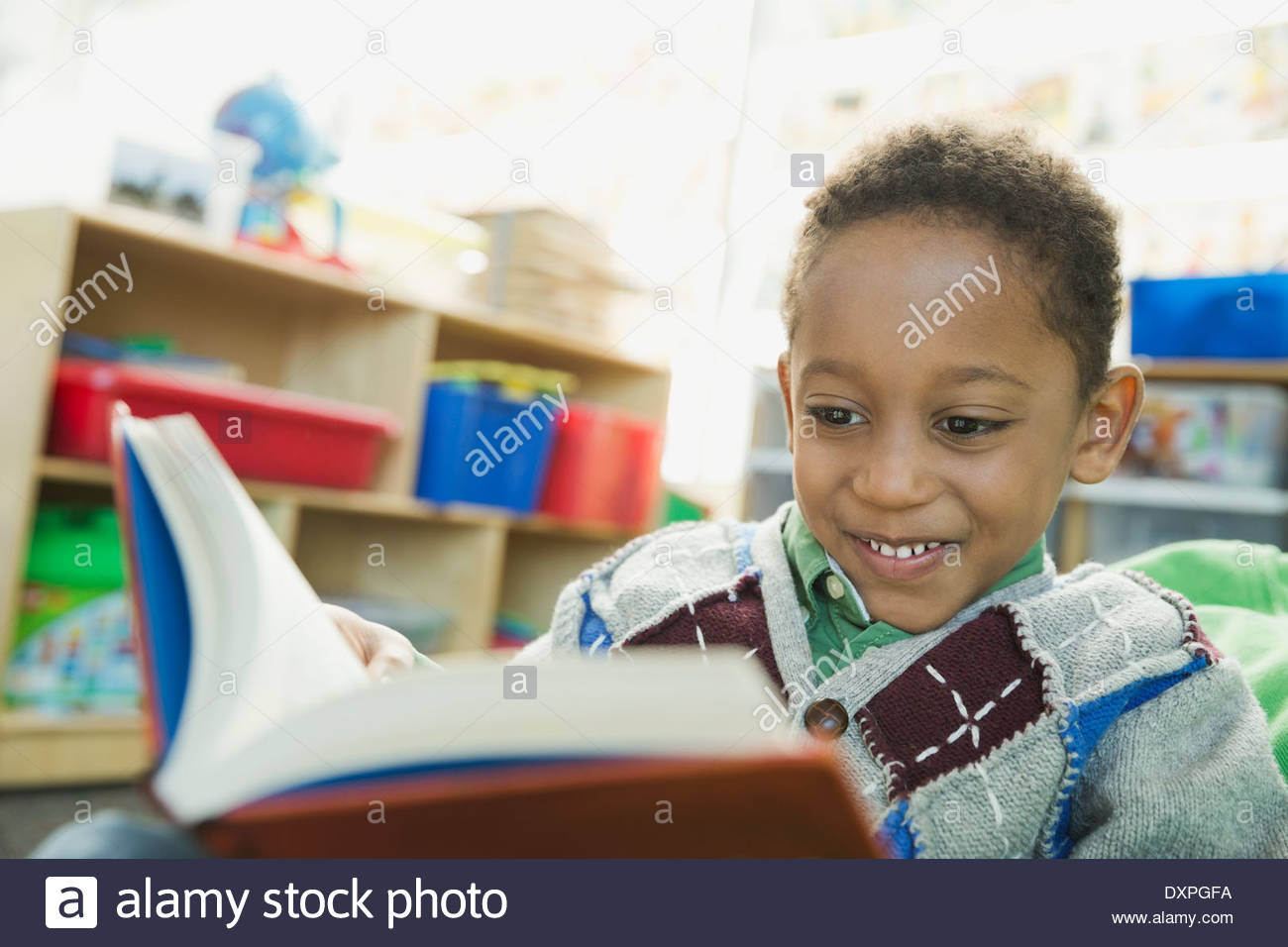 Boy reading book classroom hi-res stock photography and images - Alamy