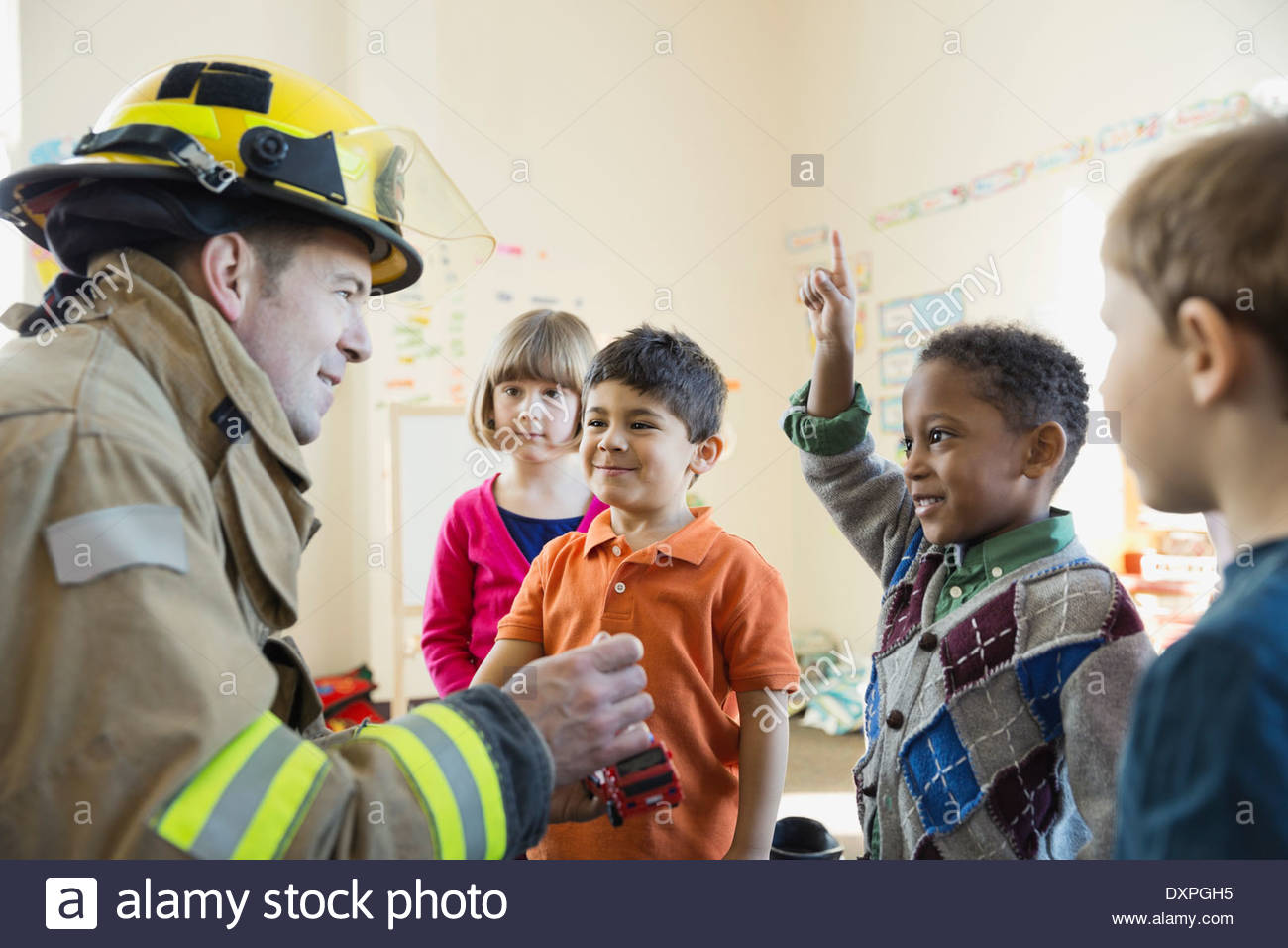 Elementary school students in uniform hi-res stock photography and ...