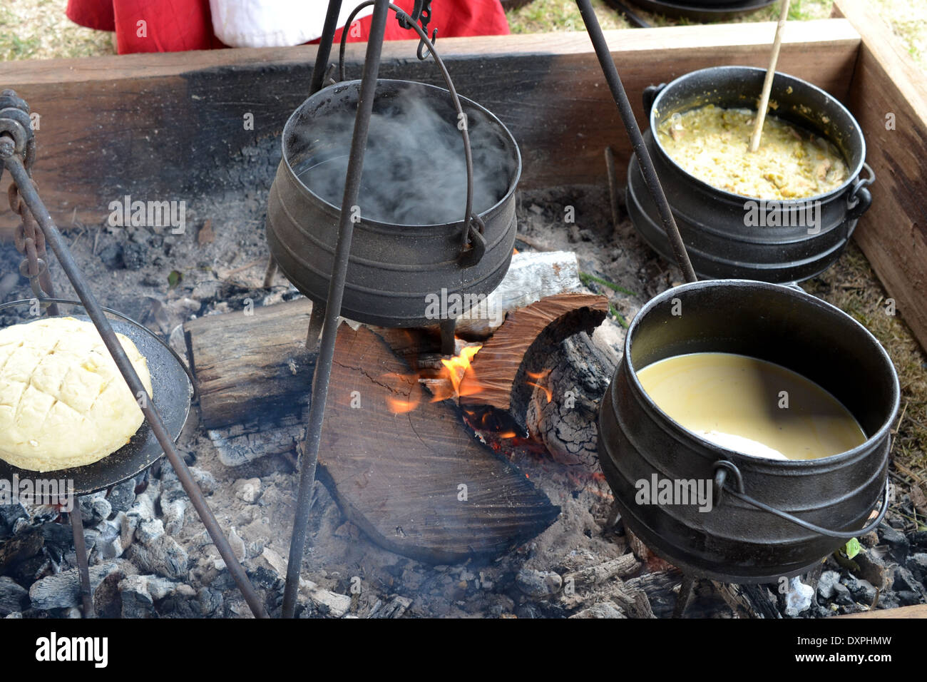 Campfire cooking hi-res stock photography and images - Alamy
