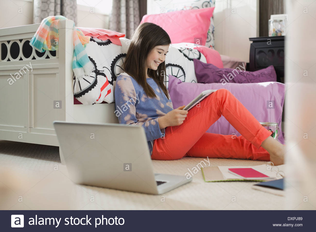 Girl reading in bed hi-res stock photography and images - Alamy