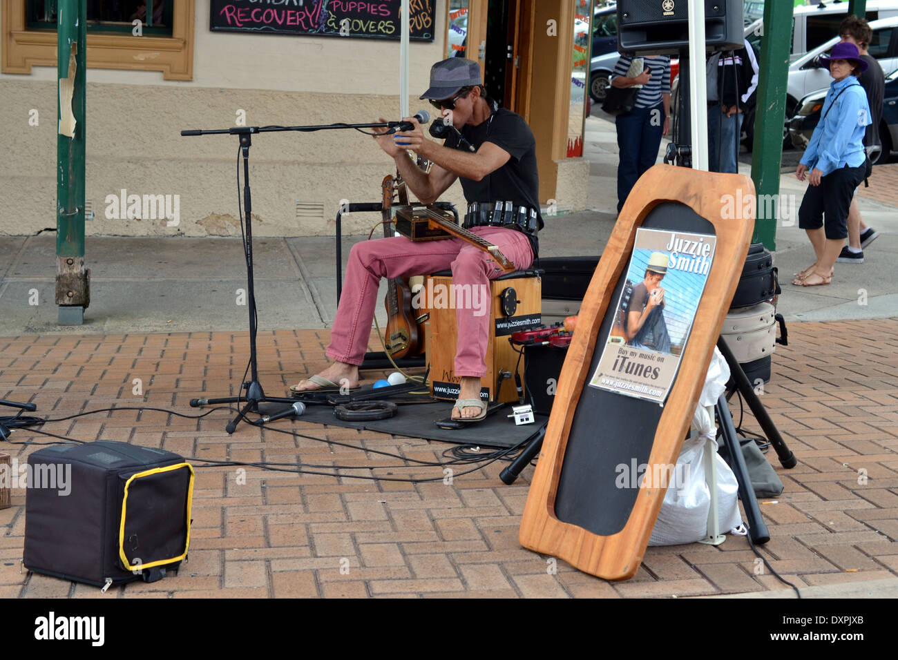 One man band busker musician hi-res stock photography and images - Alamy