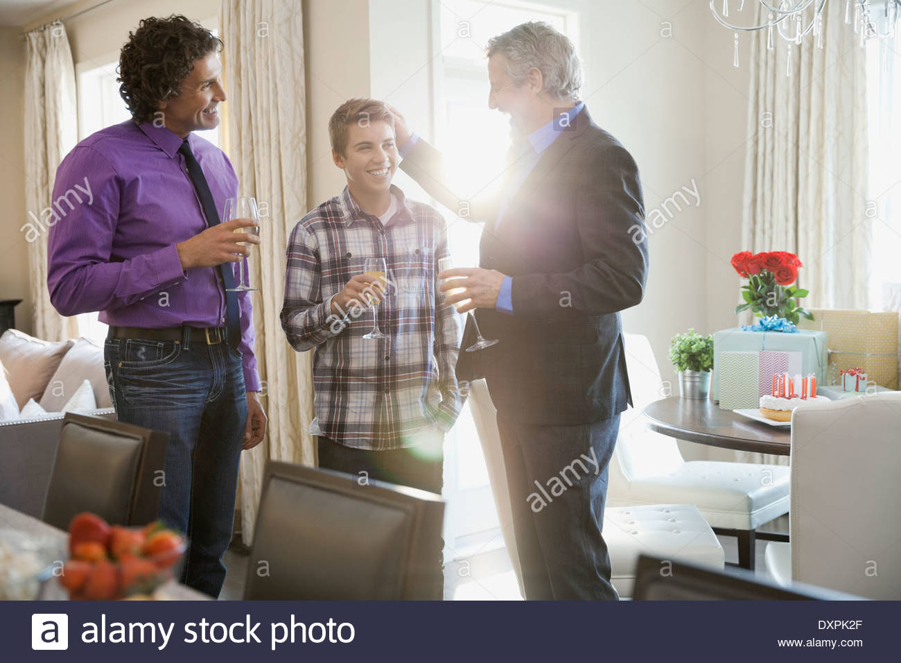 Life socializing hi-res stock photography and images - Alamy