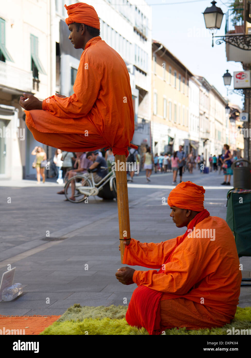 Indian street performance Stock Photo - Alamy