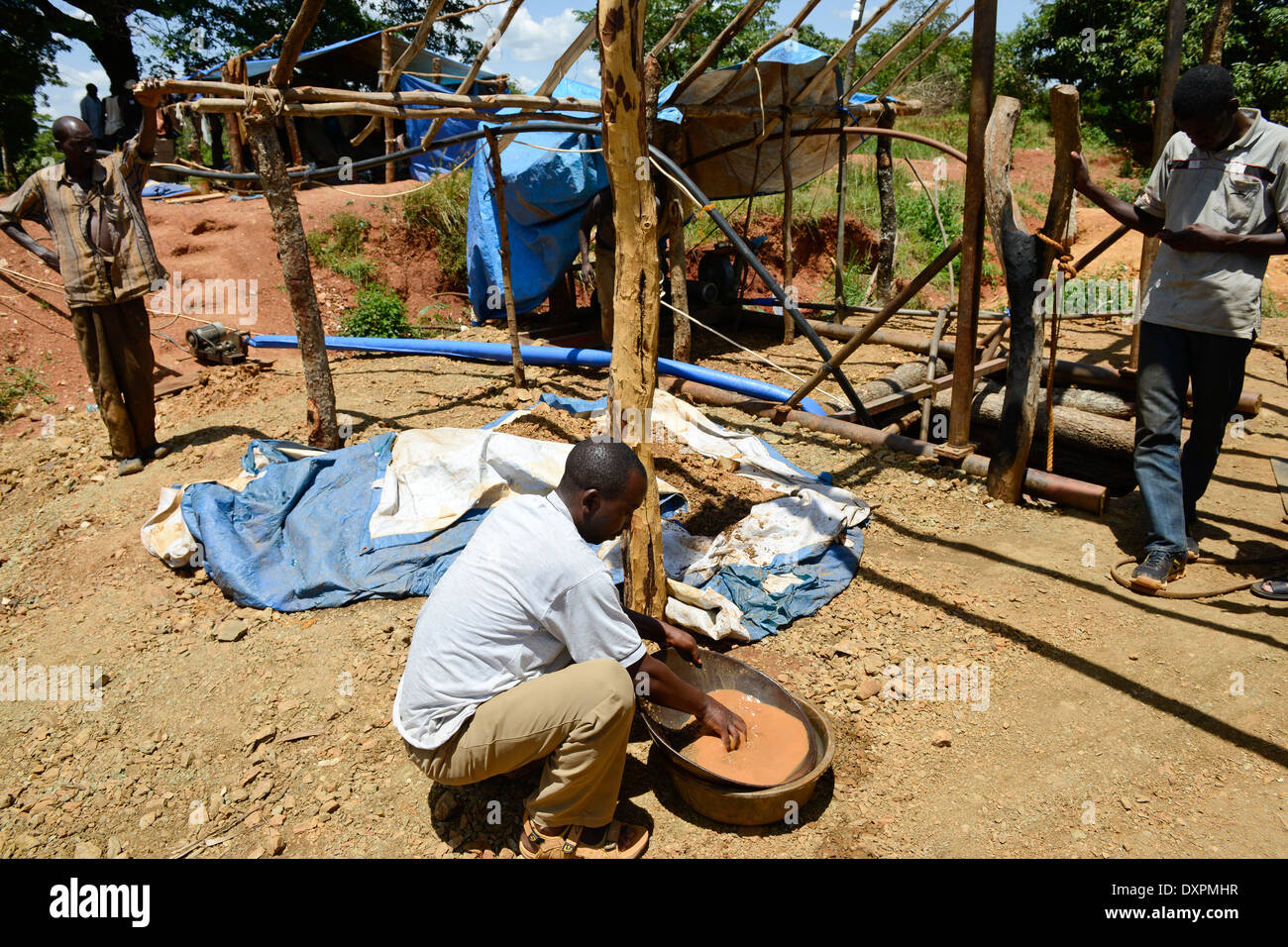 TANZANIA Geita, artisanal gold mining in Mgusu, where about 4000 people ...
