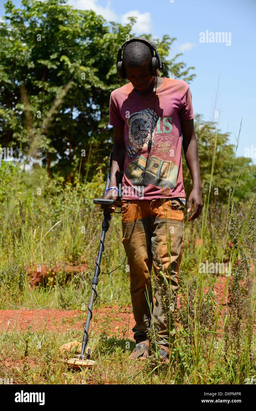 TANZANIA Geita, artisanal gold mining in Mgusu, where about 4000 people ...