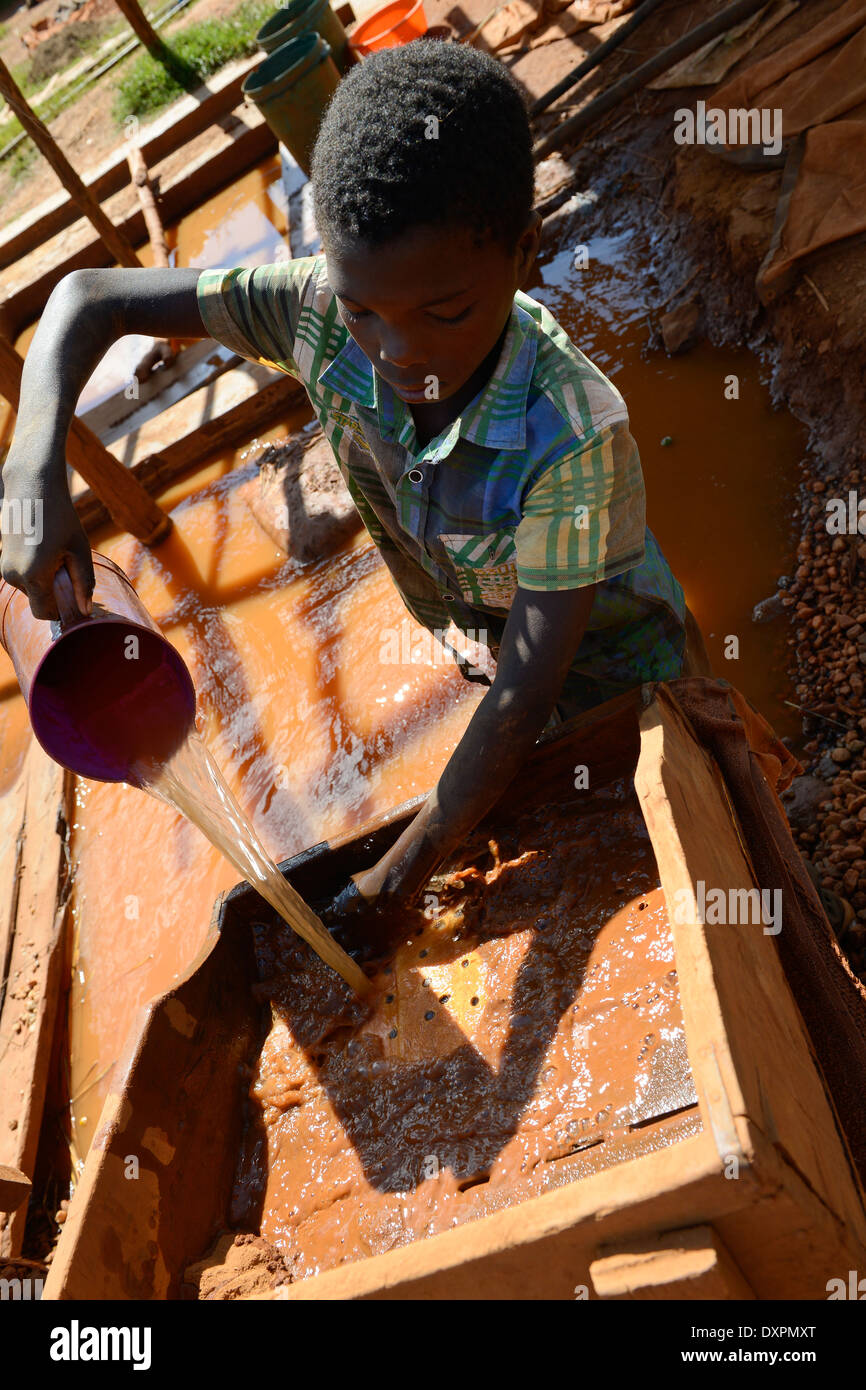 TANZANIA Geita, artisanal gold mining in Mgusu, where about 4000 people ...