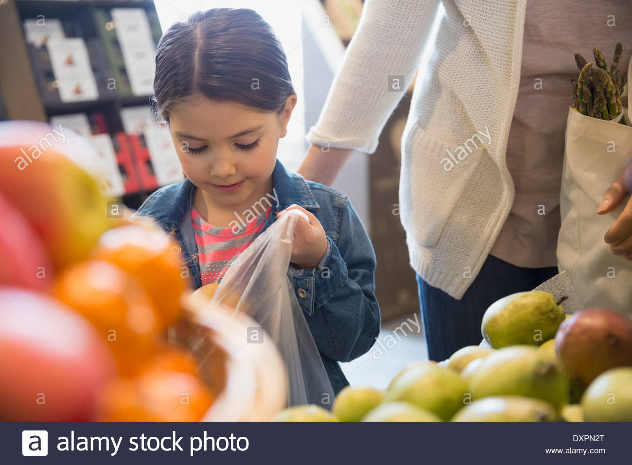 Bagging shopping hi-res stock photography and images - Alamy