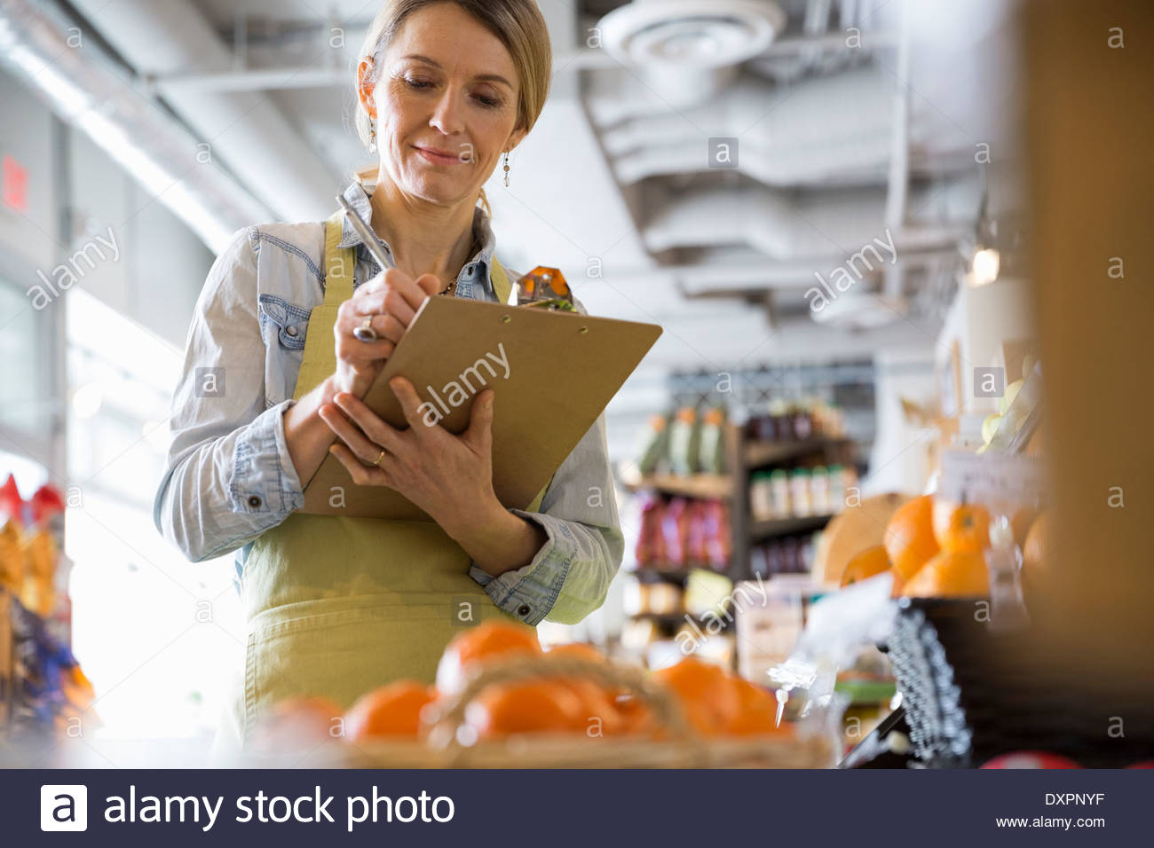 Taking inventory grocery store hi-res stock photography and images - Alamy