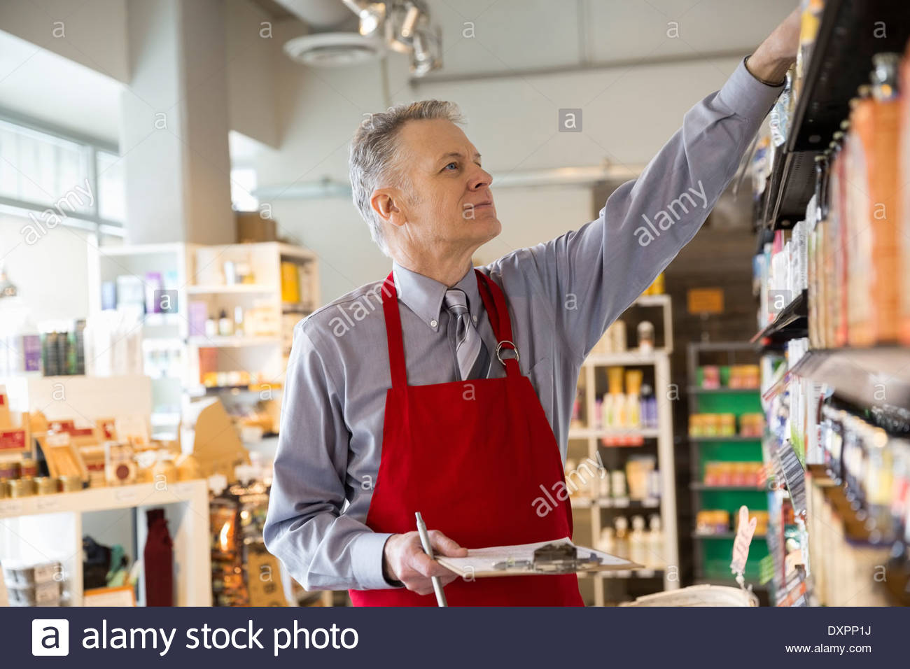 Taking inventory grocery store hi-res stock photography and images - Alamy