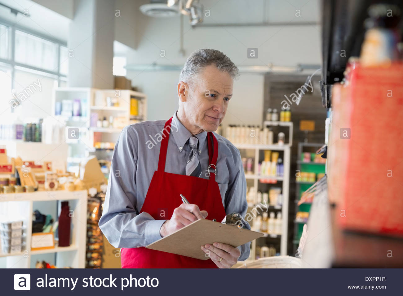 Taking inventory grocery store hi-res stock photography and images - Alamy