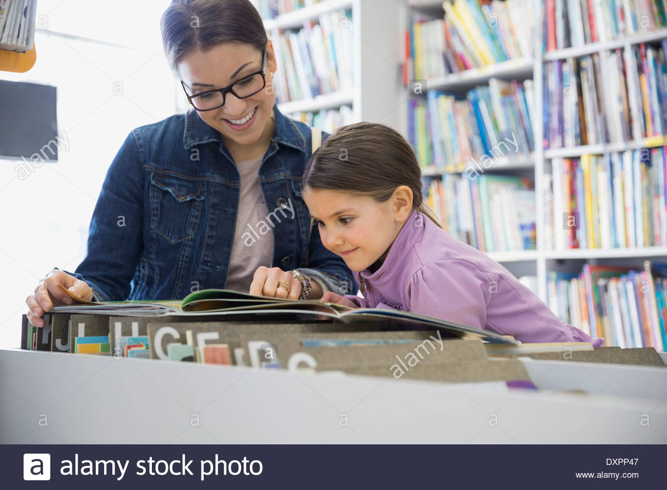 Family in bookstore hi-res stock photography and images - Alamy