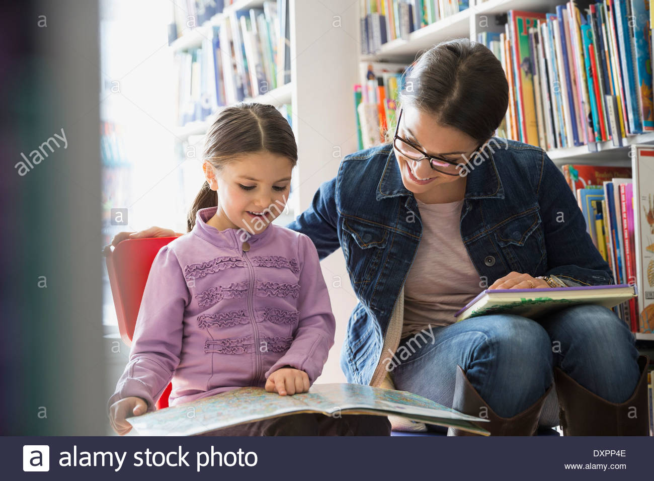 Family in bookstore hi-res stock photography and images - Alamy
