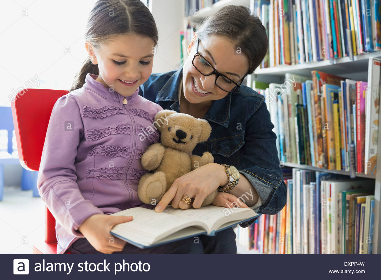 Family in bookstore hi-res stock photography and images - Alamy