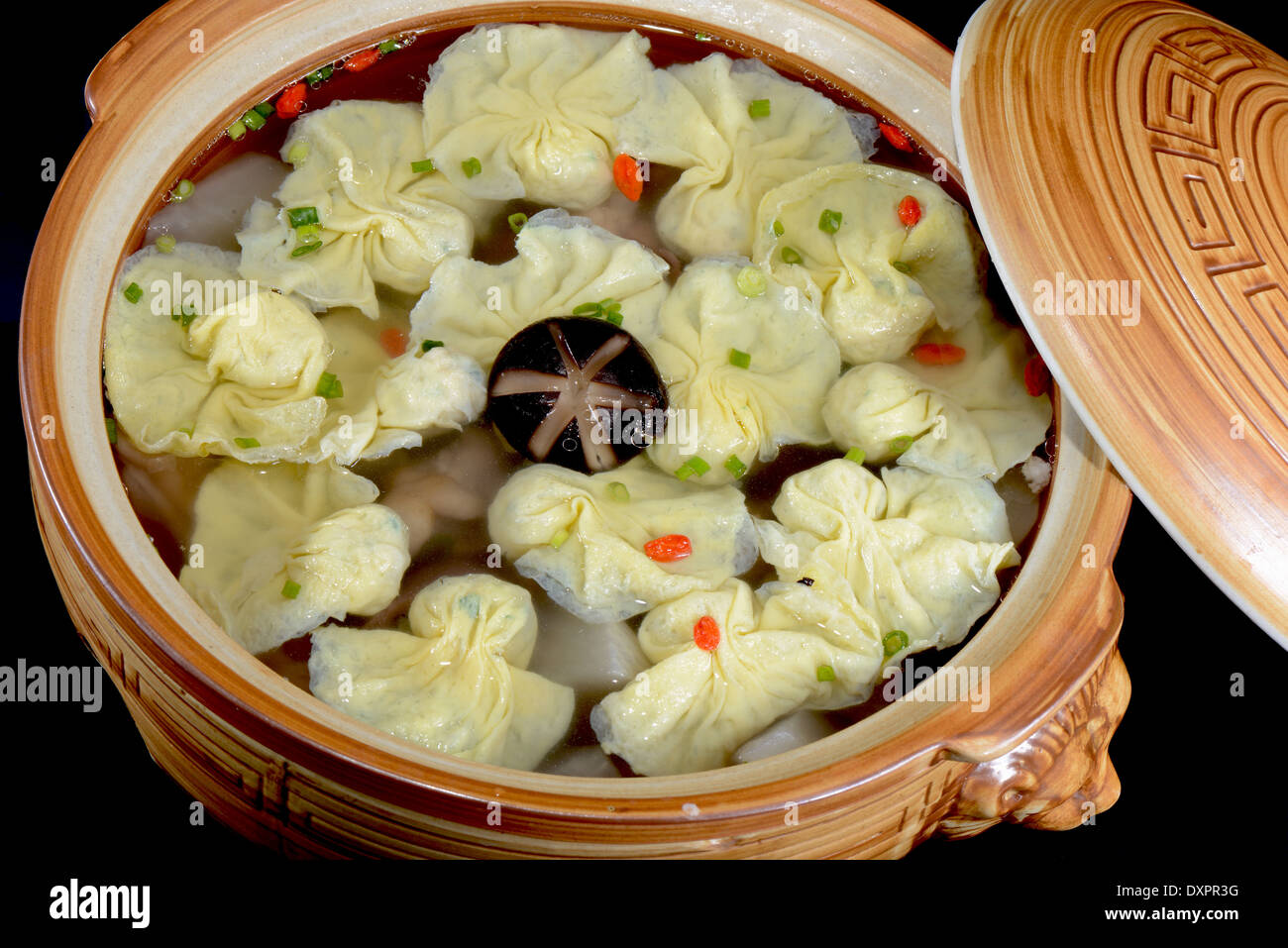 Chinese Food: Boiled dumplings in a clay pot Stock Photo - Alamy