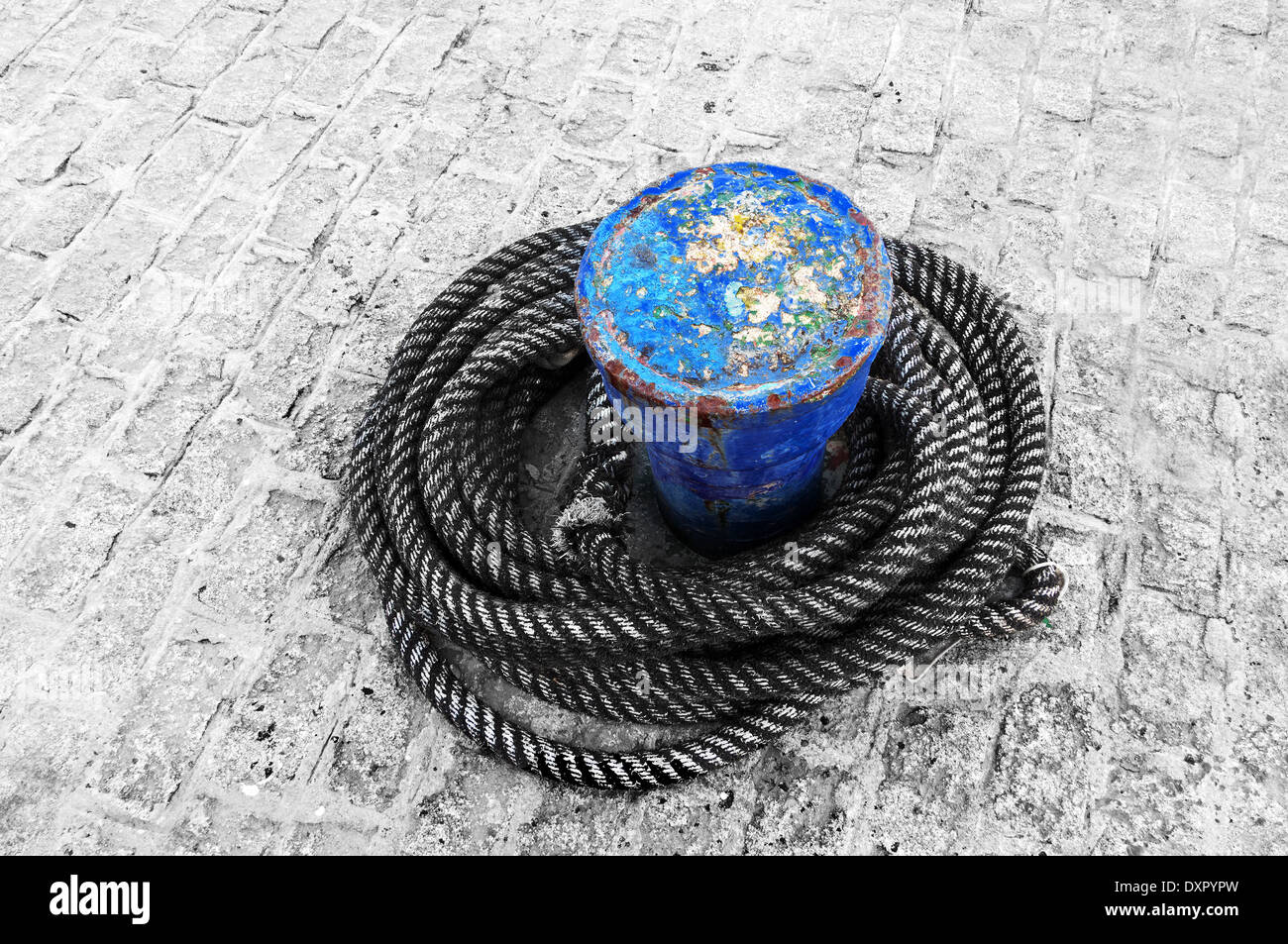 rusty bollard with a rope Stock Photo - Alamy