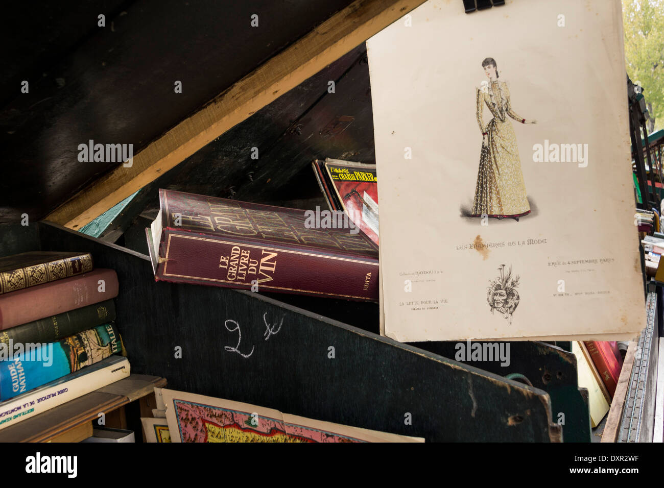 Bouquinistes along the seine hi-res stock photography and images - Alamy