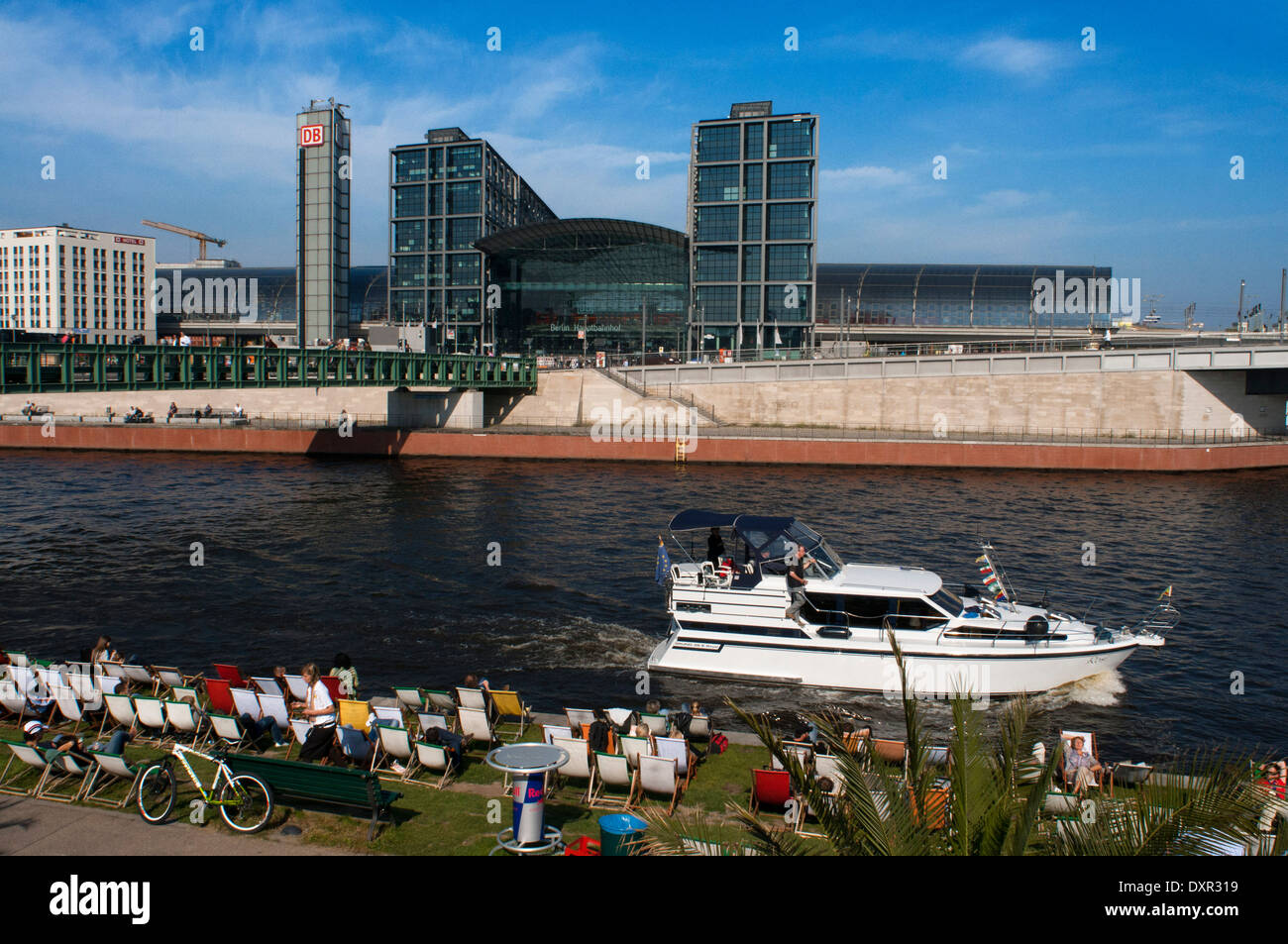 Boat excursion in the Spree river, Berlin. At back Berlin Hauptbahnhof ...