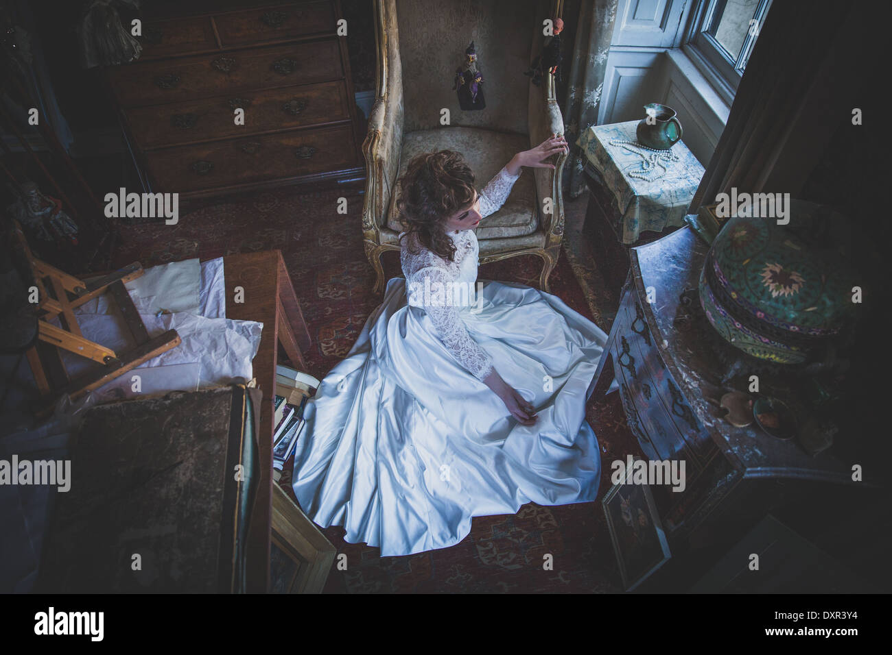Bride seated on the floor Stock Photo - Alamy