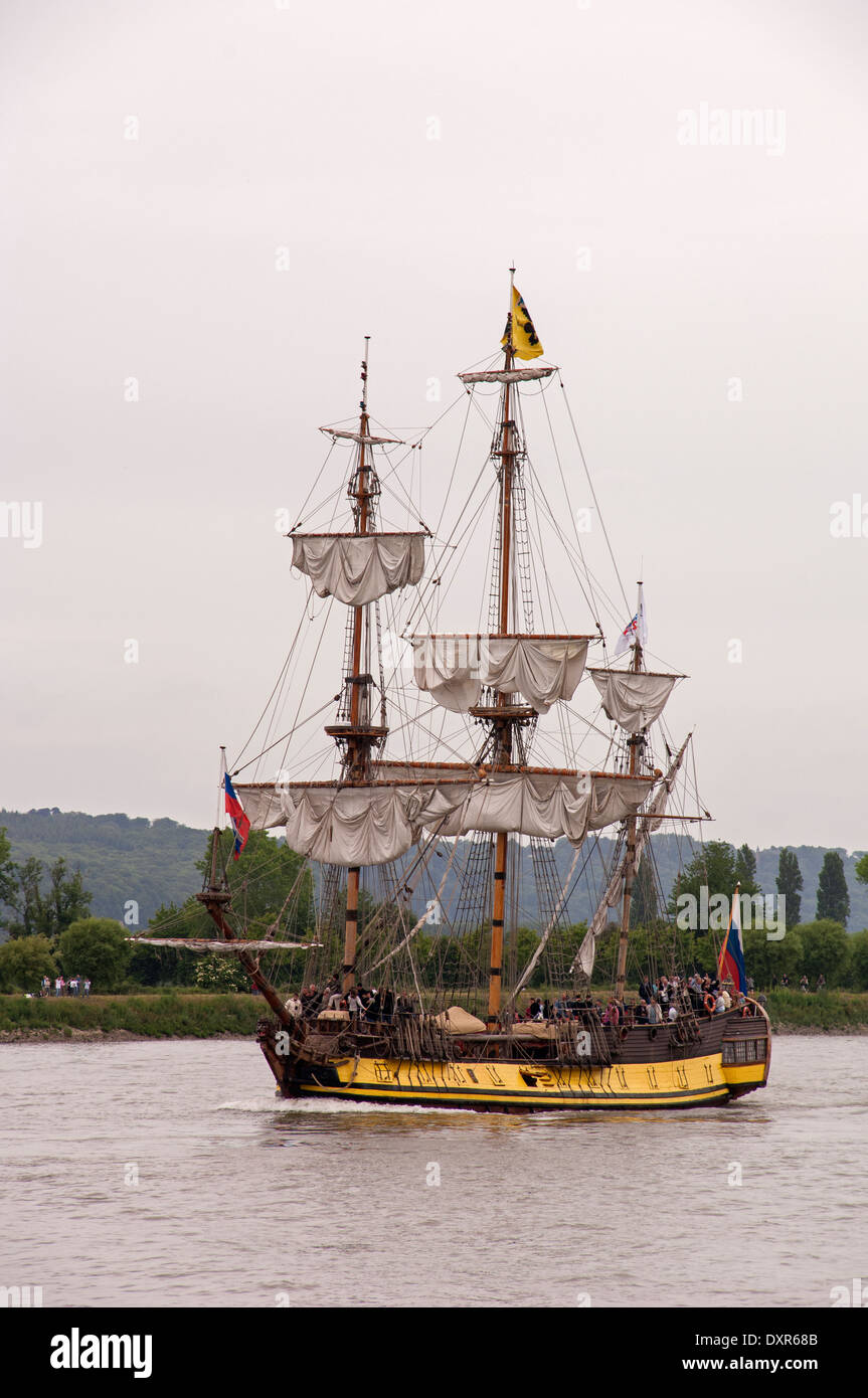 Three masted frigate hi-res stock photography and images - Alamy