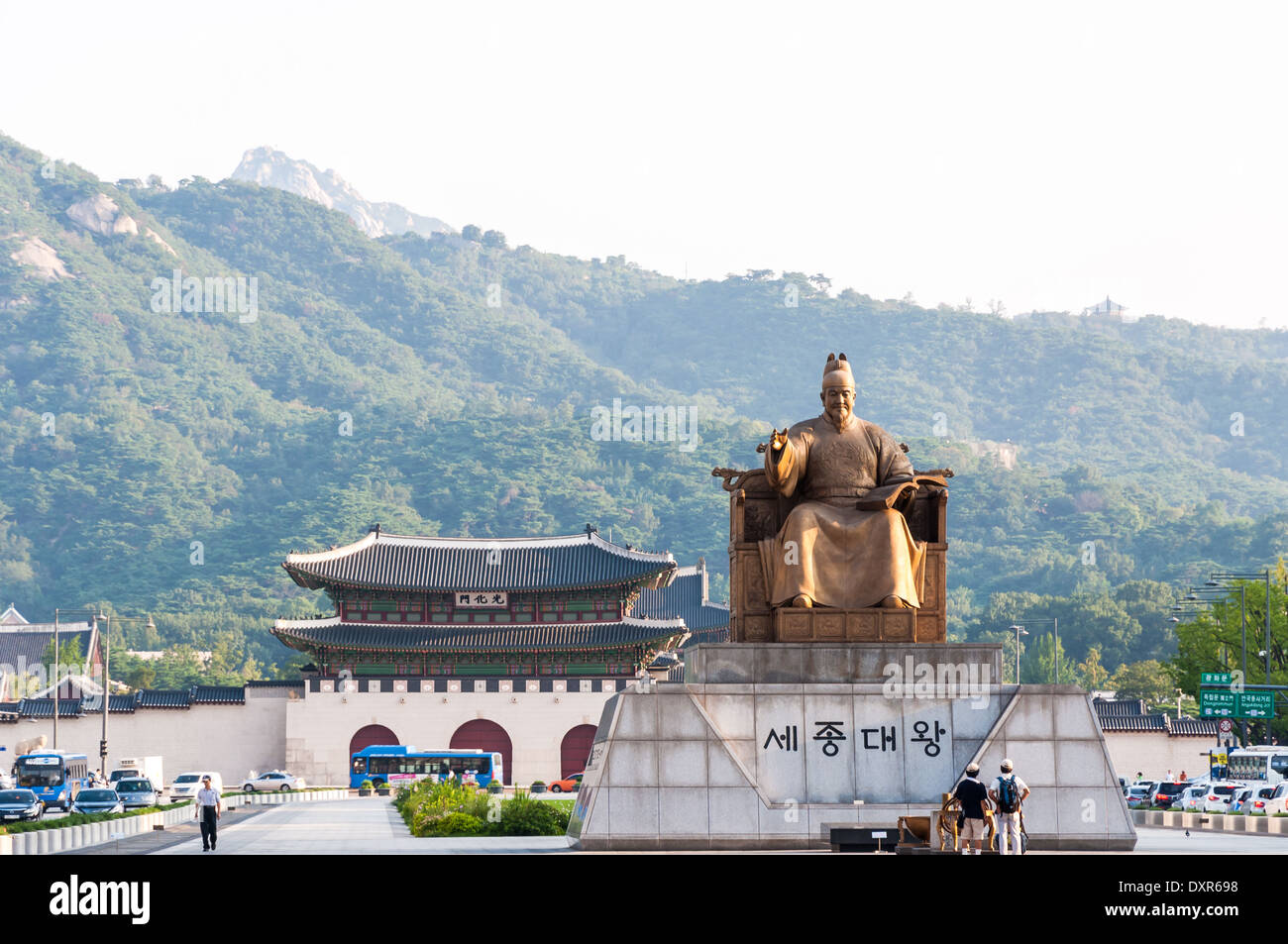 The imposing statue of King Sejong outside of Gyeongbokgung Palace in Seoul, South Korea Stock ...
