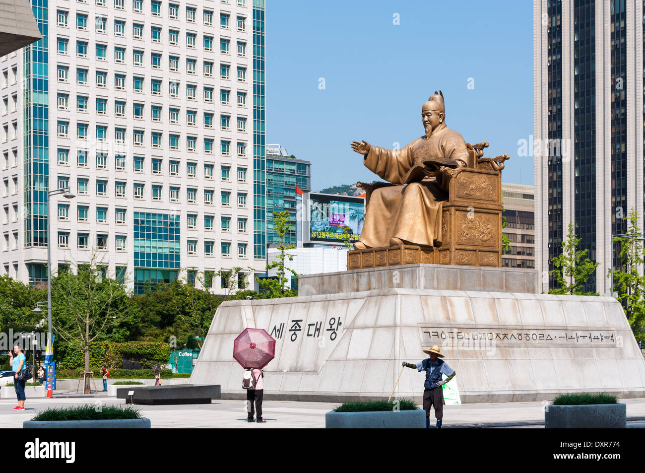 The imposing statue of King Sejong outside of Gyeongbokgung Palace in Seoul, South Korea Stock ...