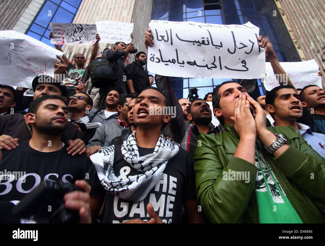 Cairo, Egypt. 29th Mar, 2014. Egyptian journalists chant slogans during ...
