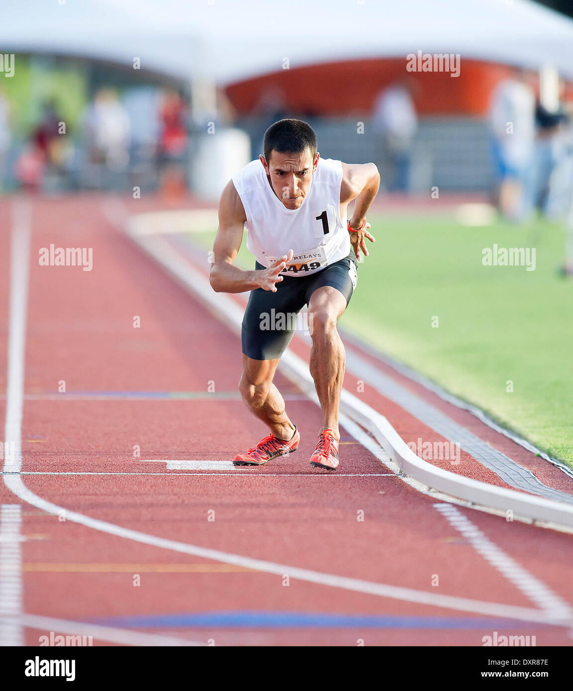 Track field 800 start hi-res stock photography and images - Alamy
