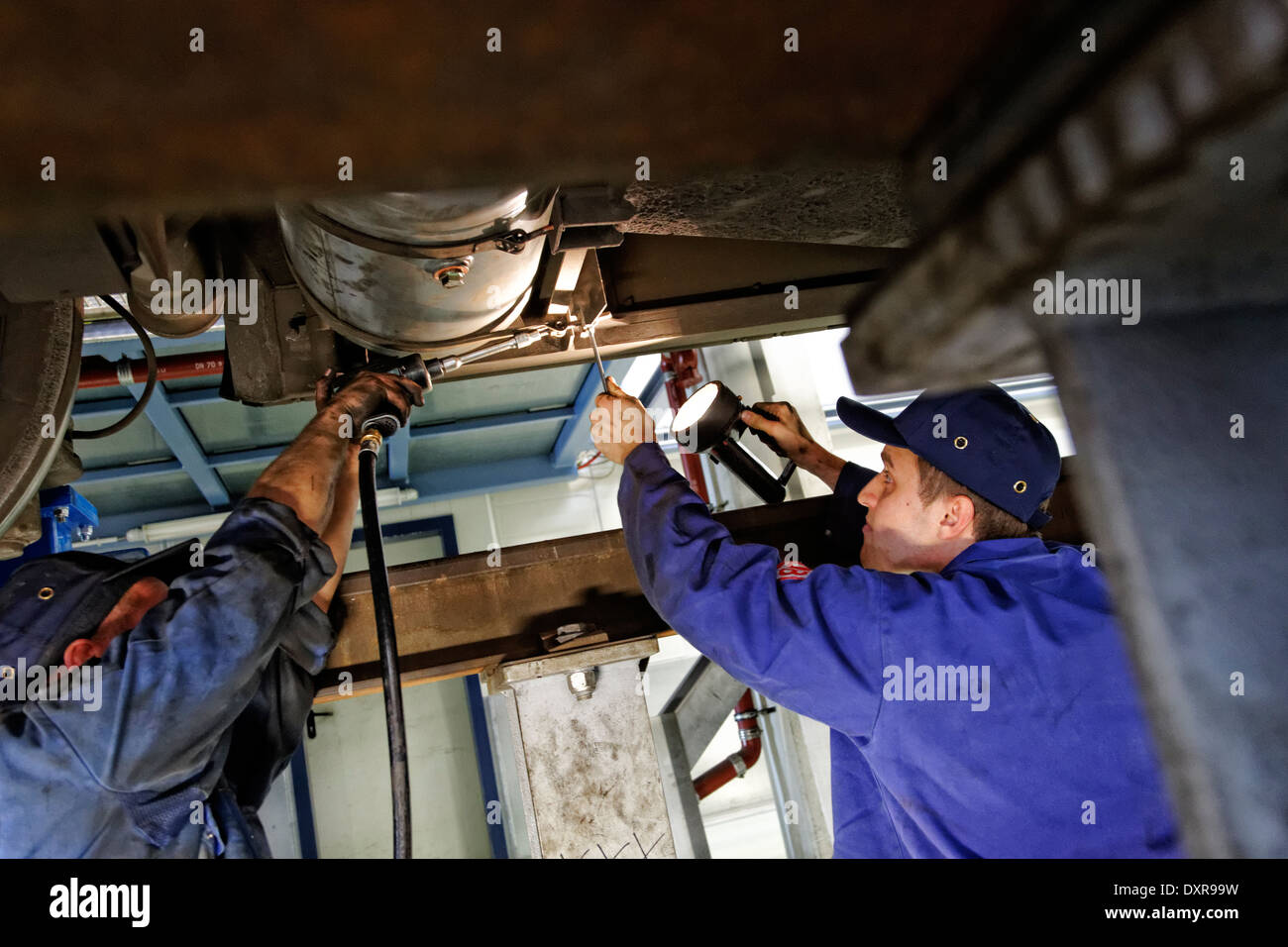 Berlin, Germany, mechanics assemble Druckluftbehaelter under an ICE ...