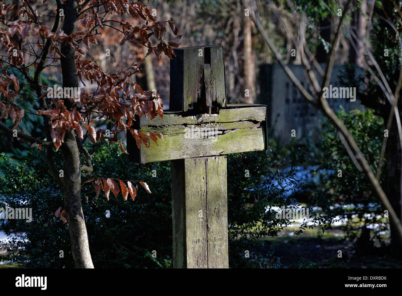 Wooden cross grave hi-res stock photography and images - Alamy