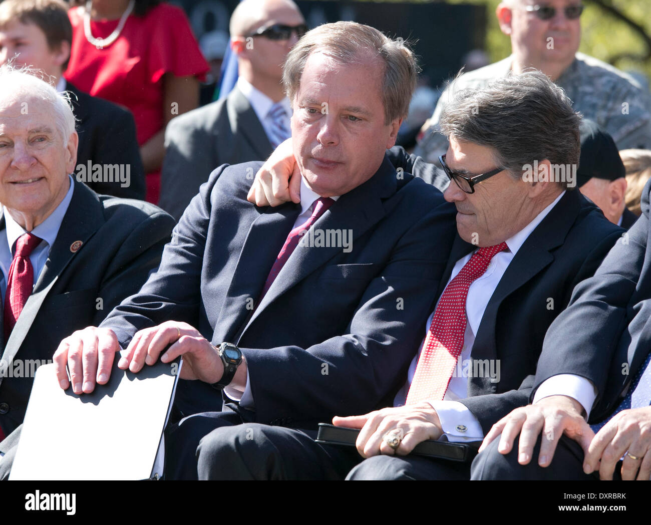Texas Gov. Rick Perry embraces Lt. Gov David Dewhurst at dedication ...