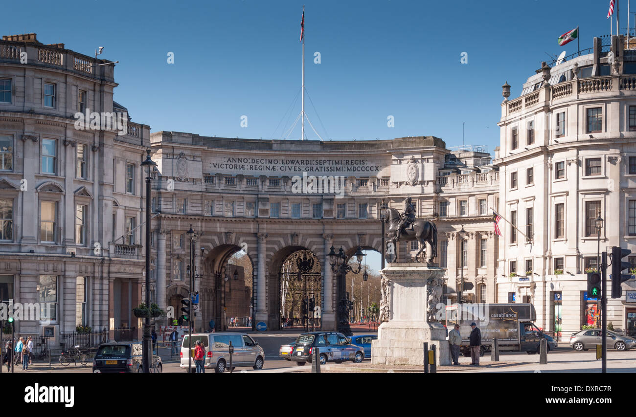 Arch gates and lamp london hi-res stock photography and images - Alamy