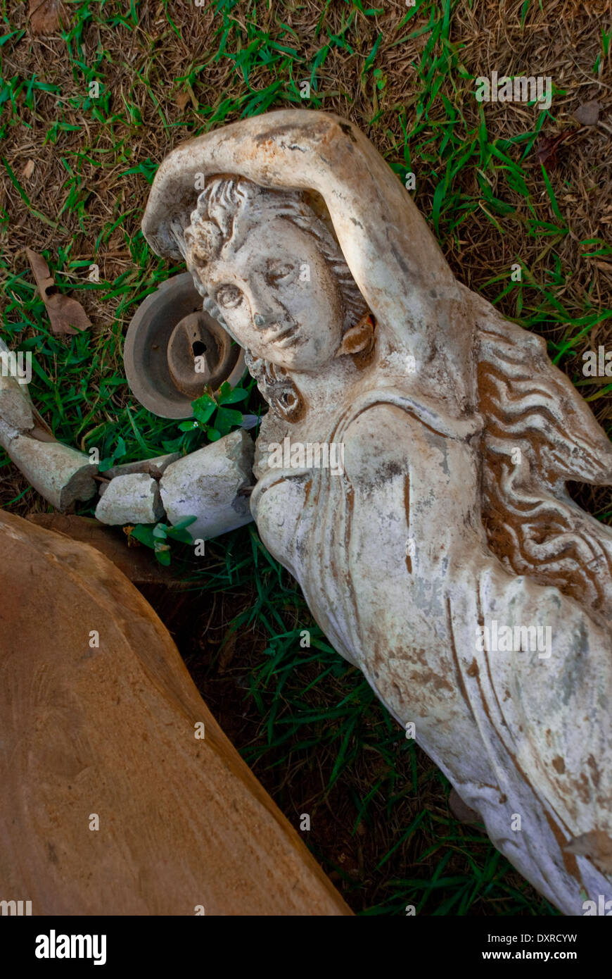 Lying female sculpture hi-res stock photography and images - Alamy