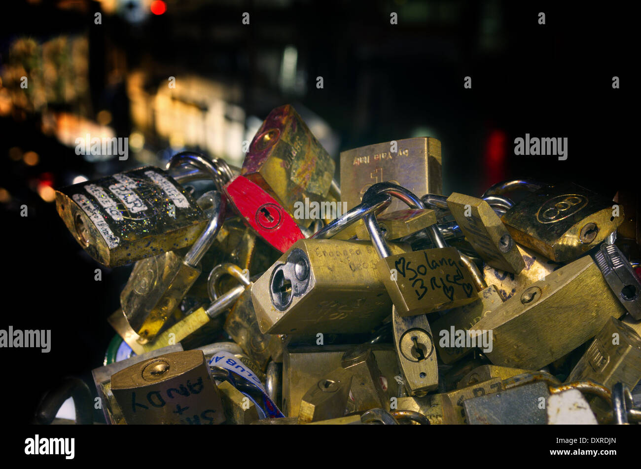 On the rialto bridge hi-res stock photography and images - Alamy