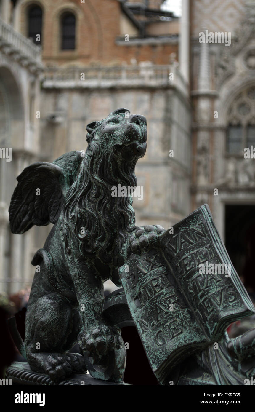 Sculpturer hi-res stock photography and images - Alamy