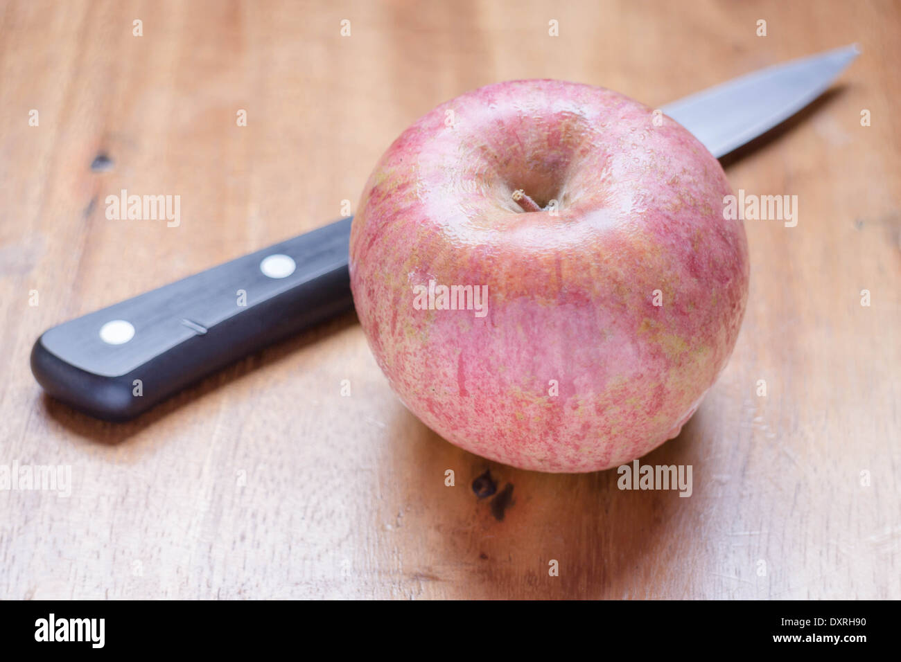 Fresh apple on table hi-res stock photography and images - Alamy