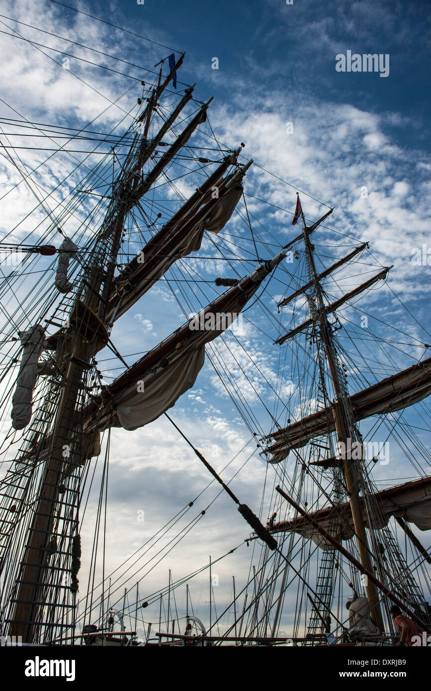 Masts, yards and ratlines Stock Photo - Alamy