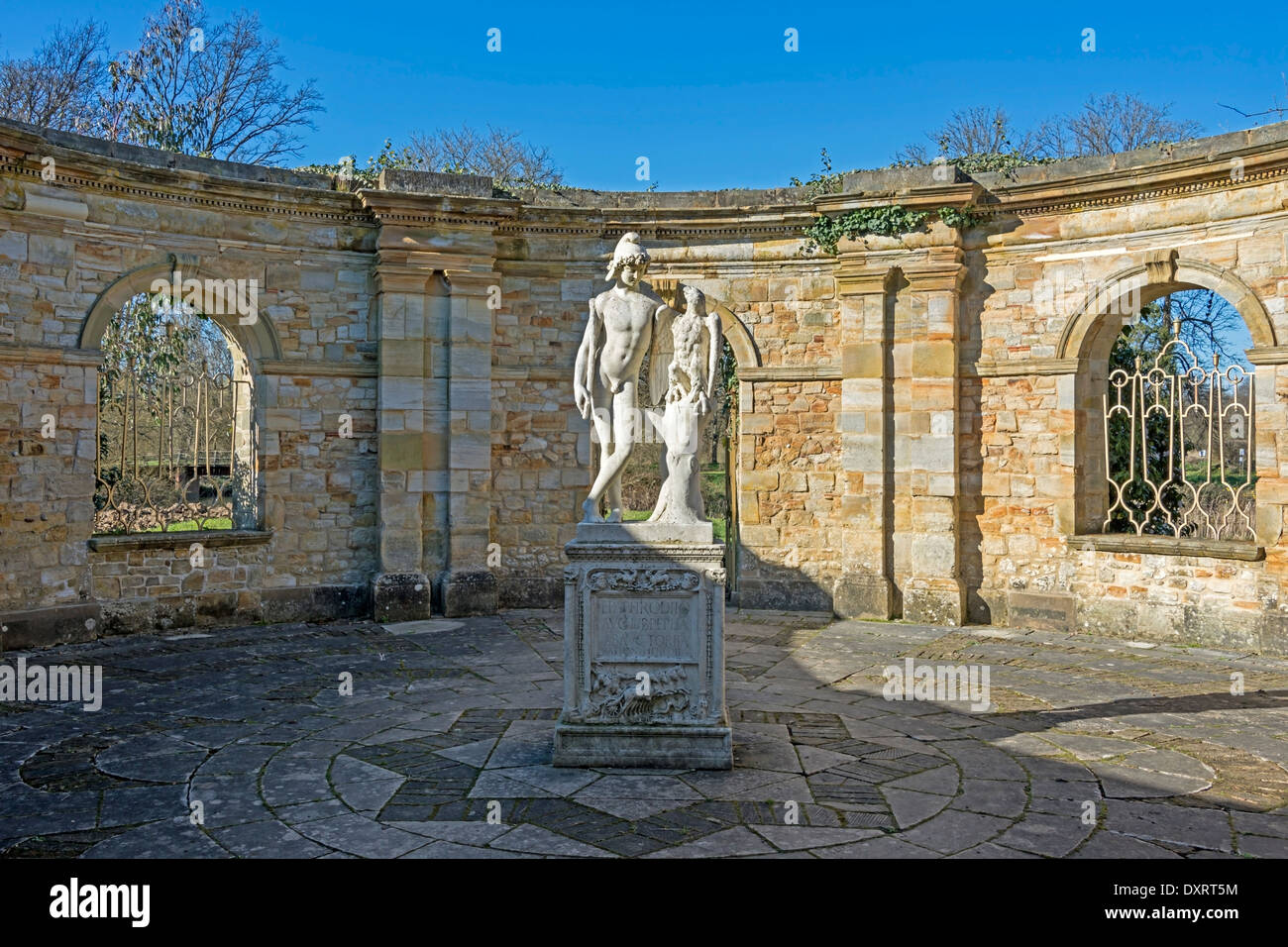 Italian garden hever castle hi-res stock photography and images - Alamy