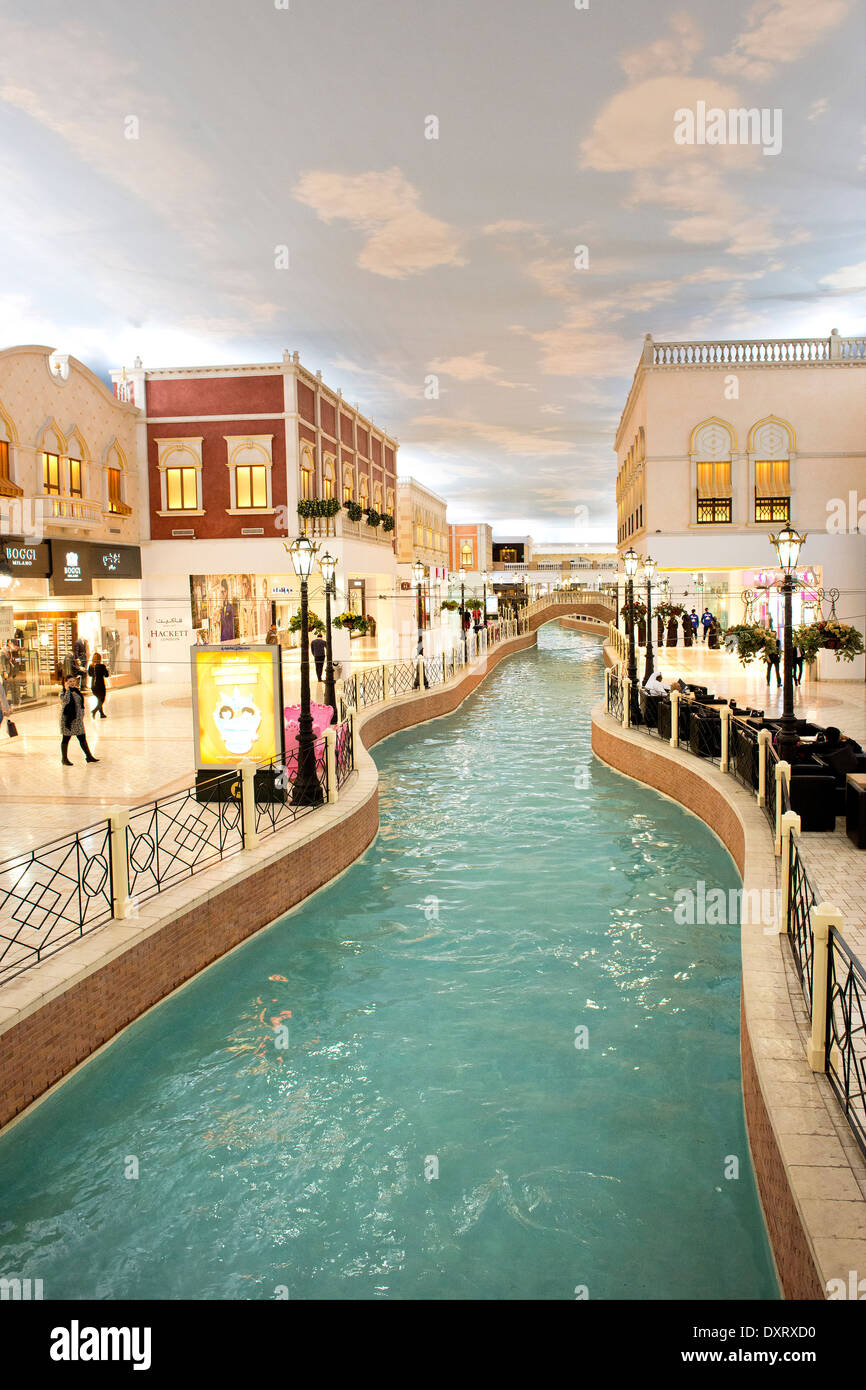 Qatar, Doha, Villaggio shopping mall Stock Photo - Alamy