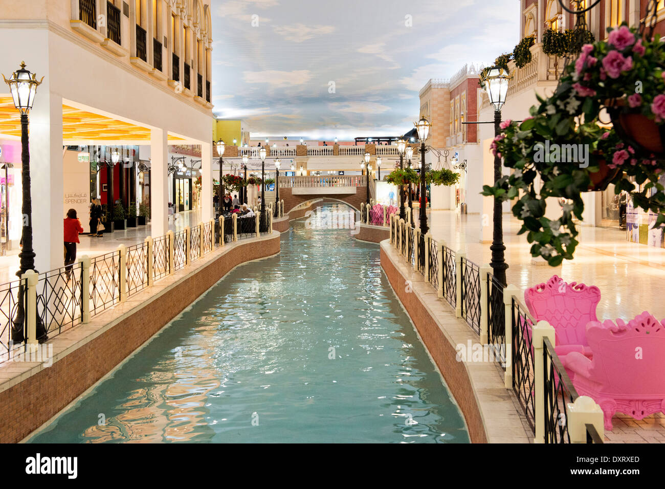 Qatar, Doha, Villaggio shopping mall Stock Photo - Alamy