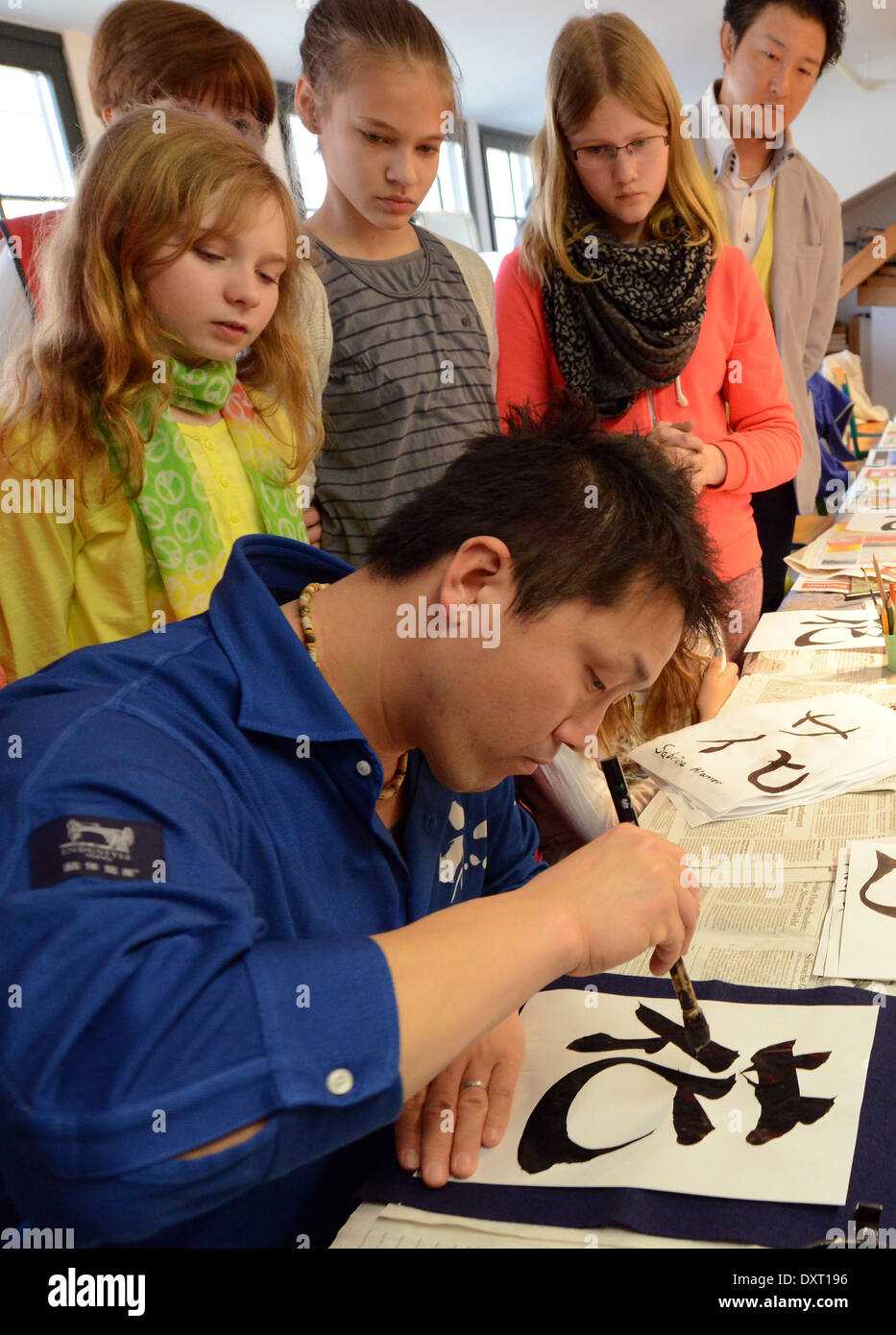 Japanese artist and calligraphy master HARU (L) instructs 6th-grader ...