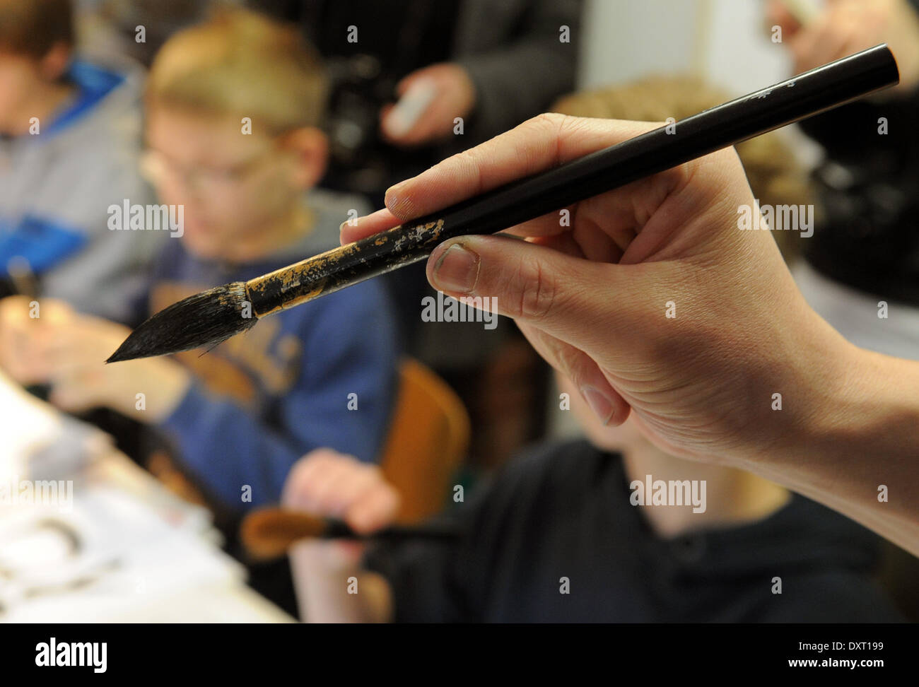 Japanese artist and calligraphy master HARU (L) instructs 6th-grader ...