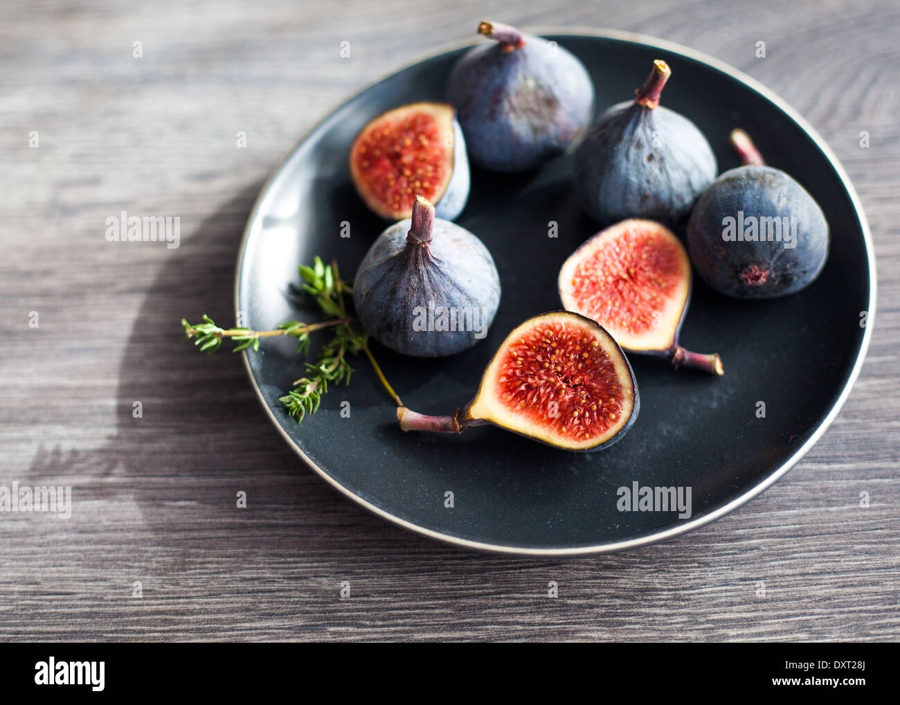 Plate of figs Stock Photo - Alamy