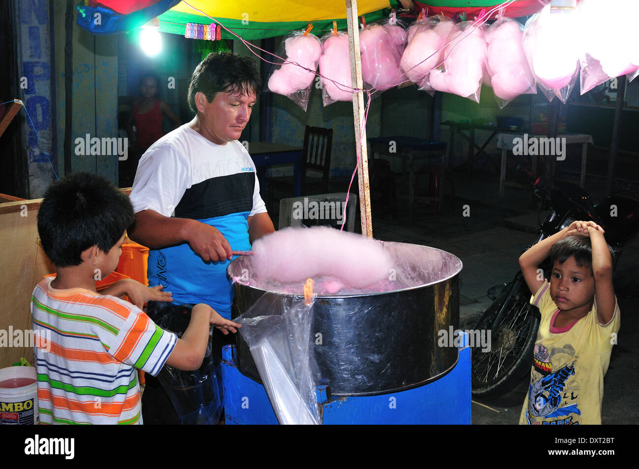 People making cotton candy hi-res stock photography and images - Alamy