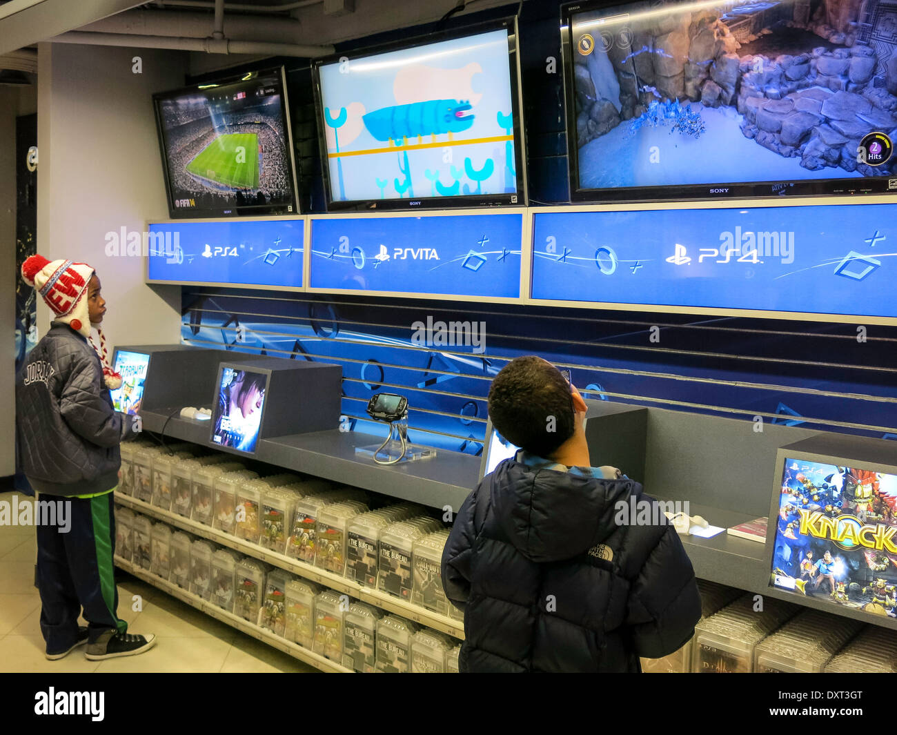 "Toys R Us" Store Interior in Times Square, NYC Stock Photo - Alamy