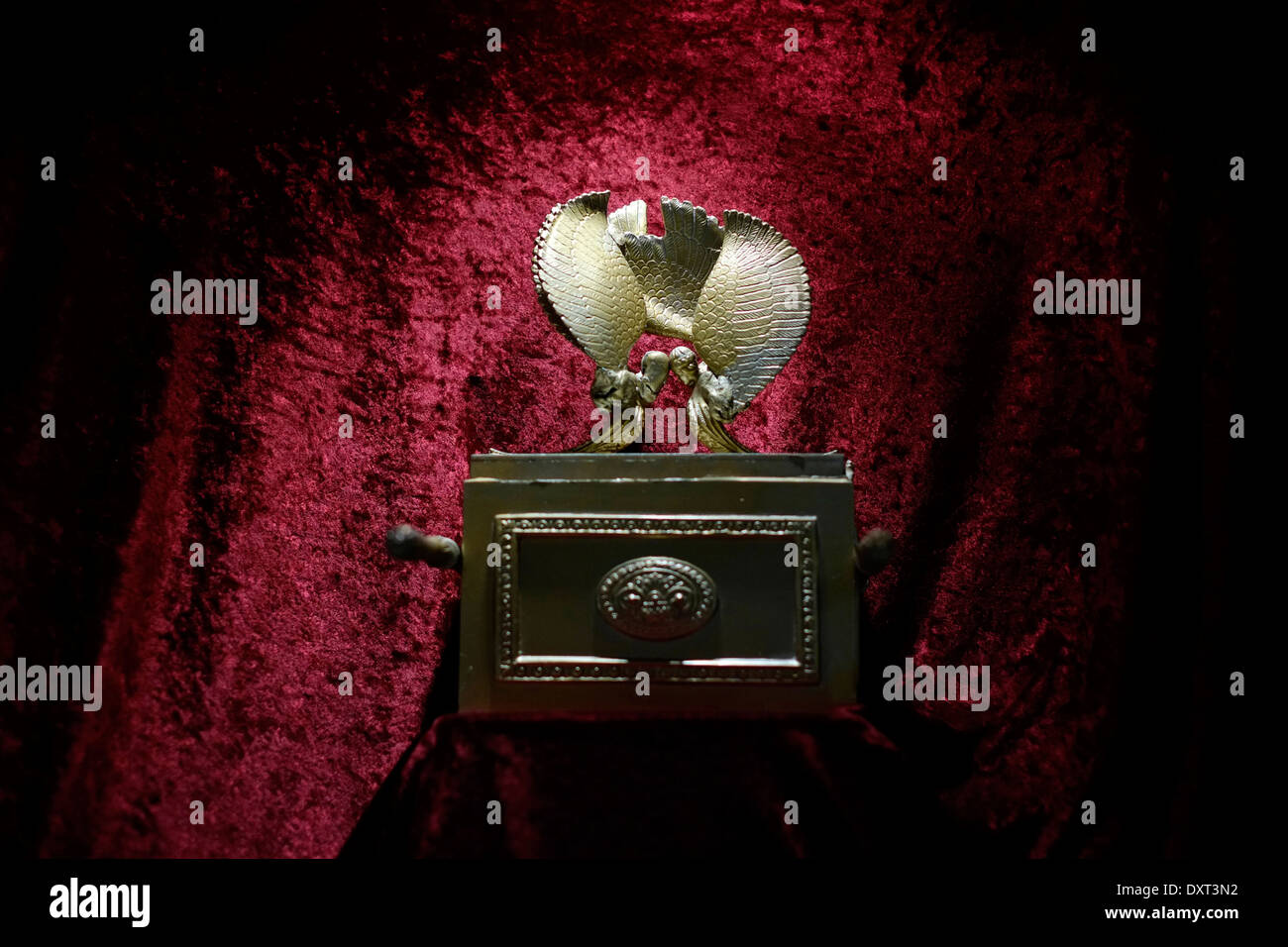 Ark of the testimony hi-res stock photography and images - Alamy