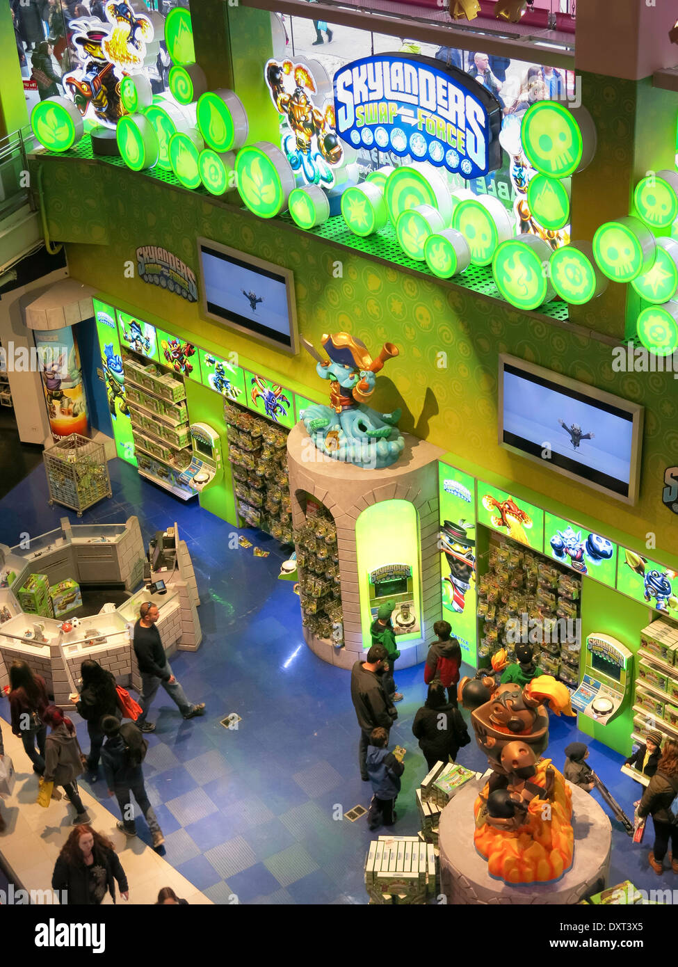 "Toys R Us" Store Interior in Times Square, NYC Stock Photo - Alamy