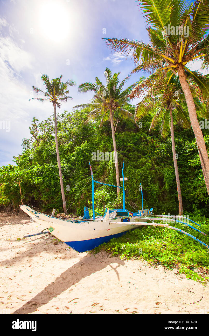 Small boat on white beach Stock Photo - Alamy