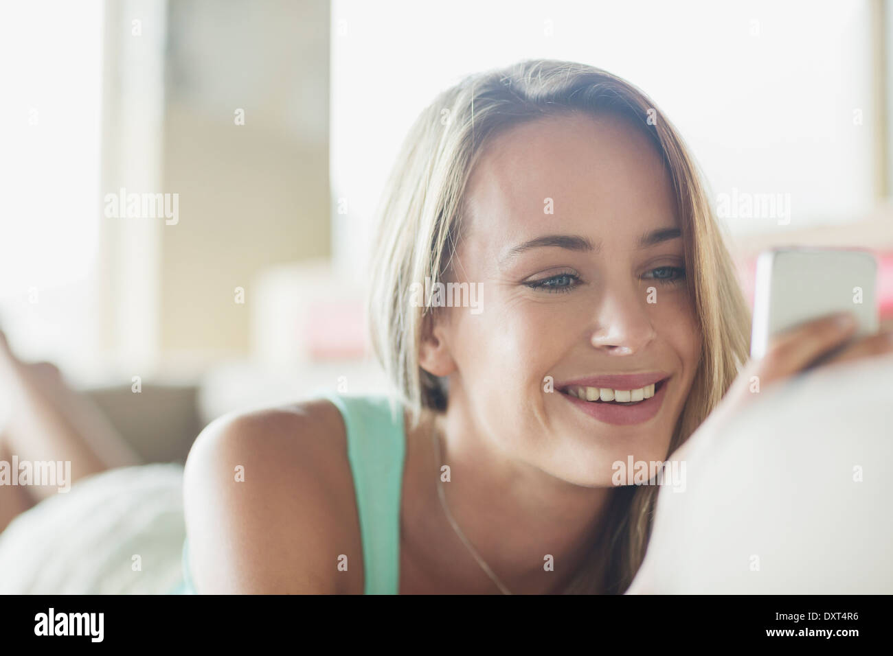 Woman negative phone hi-res stock photography and images - Alamy